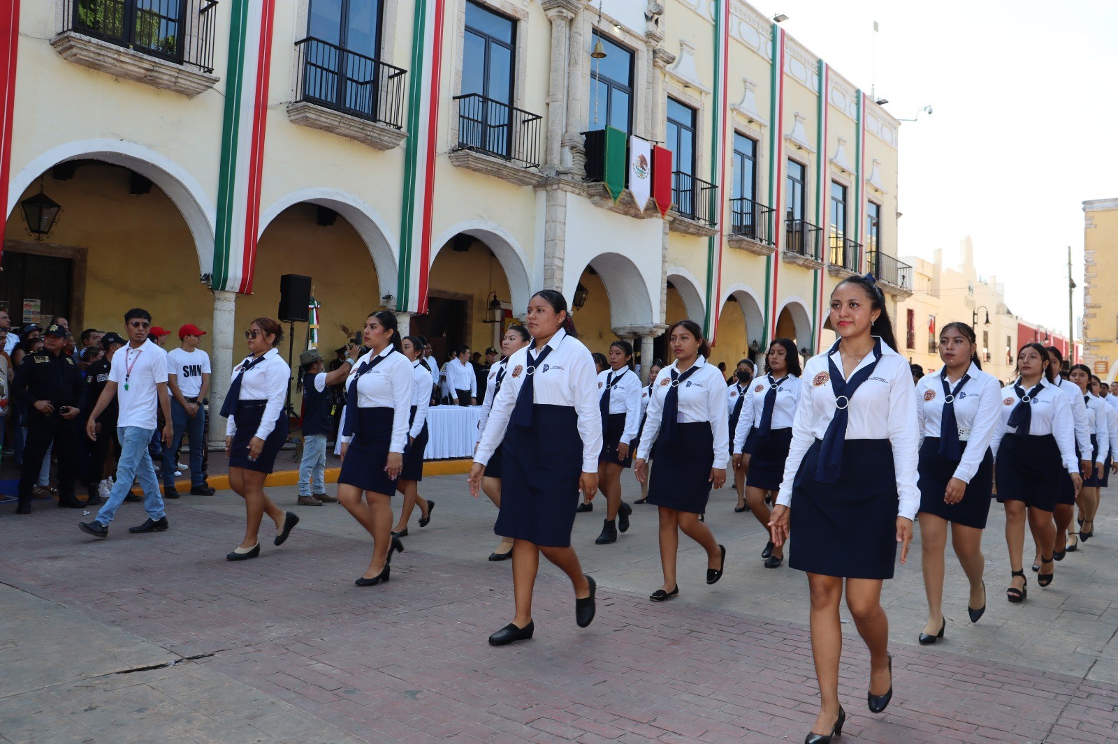 La comunidad ITSVA presentes en el desfile. | El20nline